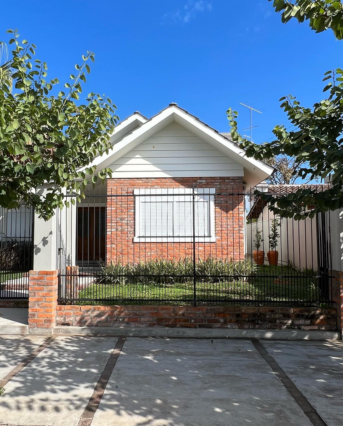 Simple House Facades: 70 Ideas and Styles for Your Project