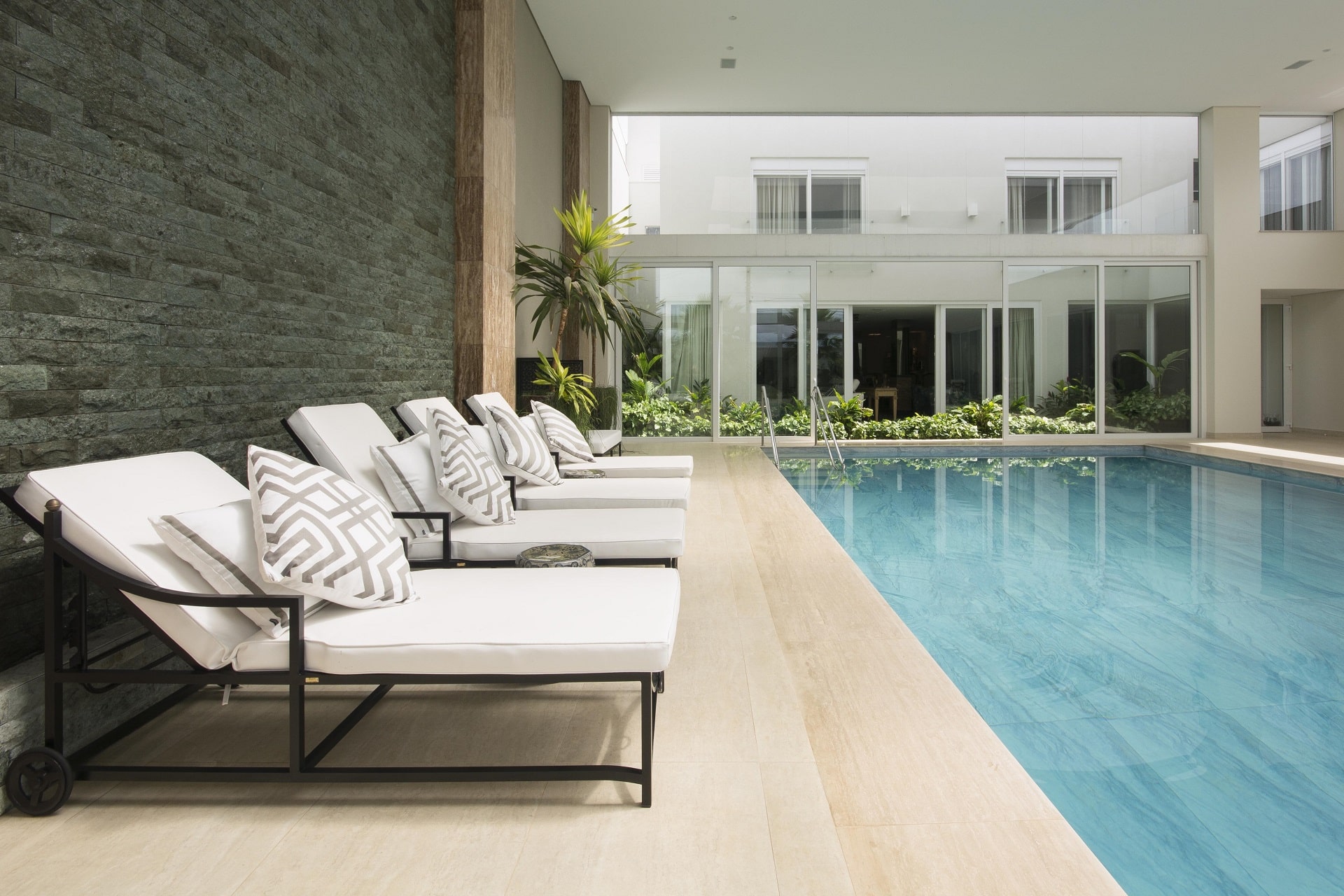 Swimming Pools with Porcelain: 6 Options for Shapes and Colors